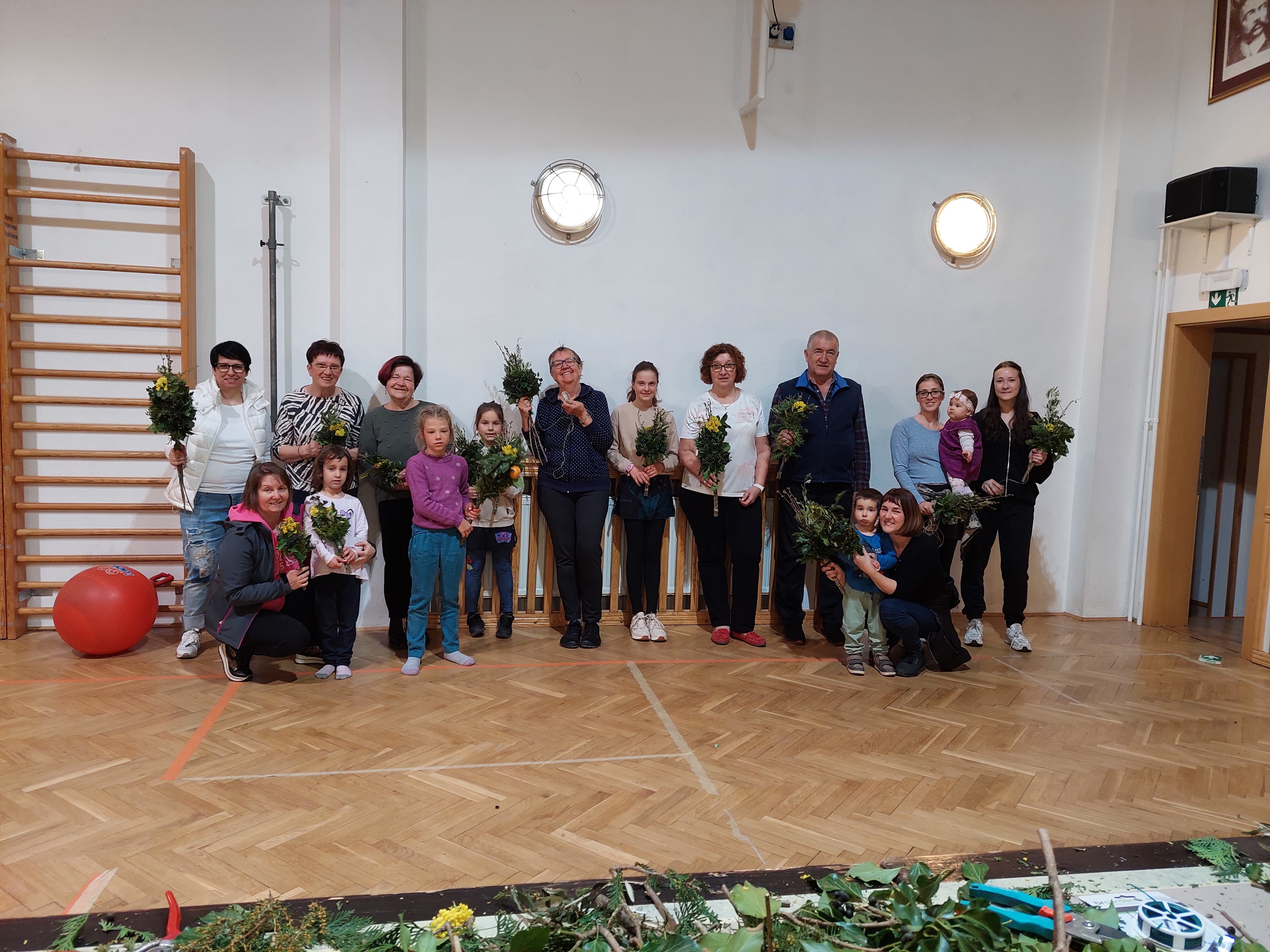 Izdelovanje cvetnih butaric na Drenovem Griču | Občina Vrhnika ...