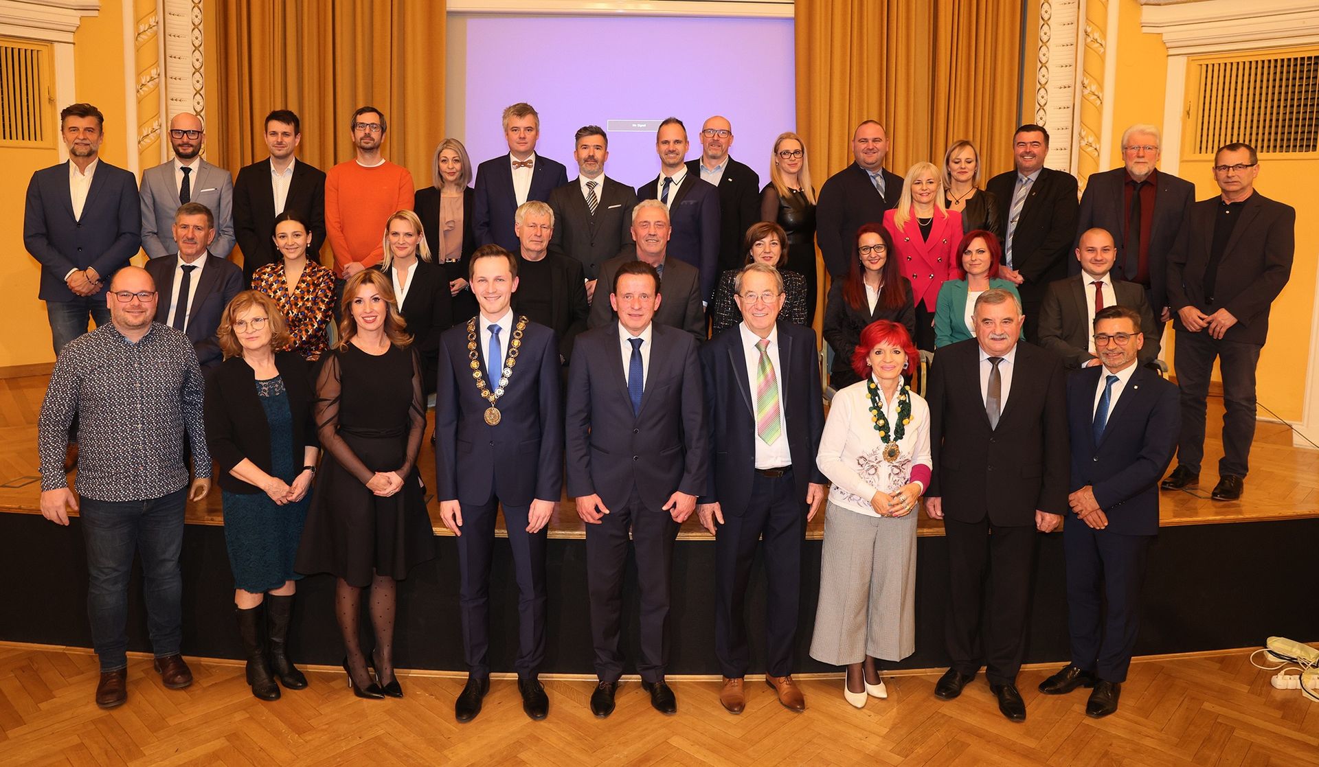 Slavnostno začeli delo novi župan Matija Kovač in 33 mestnih svetnikov ...