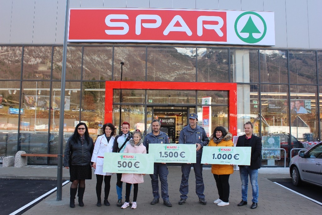 SPAR predal simbolične čeke | Občina Bovec | MojaObčina.si