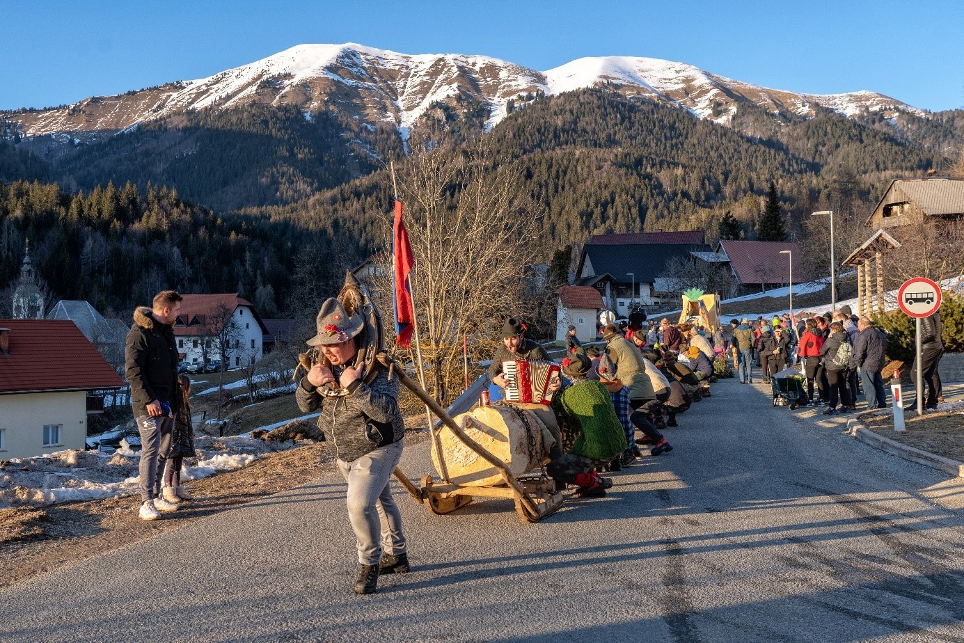 Pustna šega vleka ploha | Občina Jesenice | MojaObčina.si