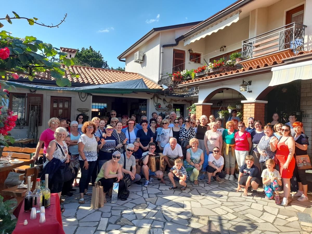 Obisk botaničnega vrta ob gradu Miramare in Kraškega posestva Jernejevi, priznanega vinarja in ...