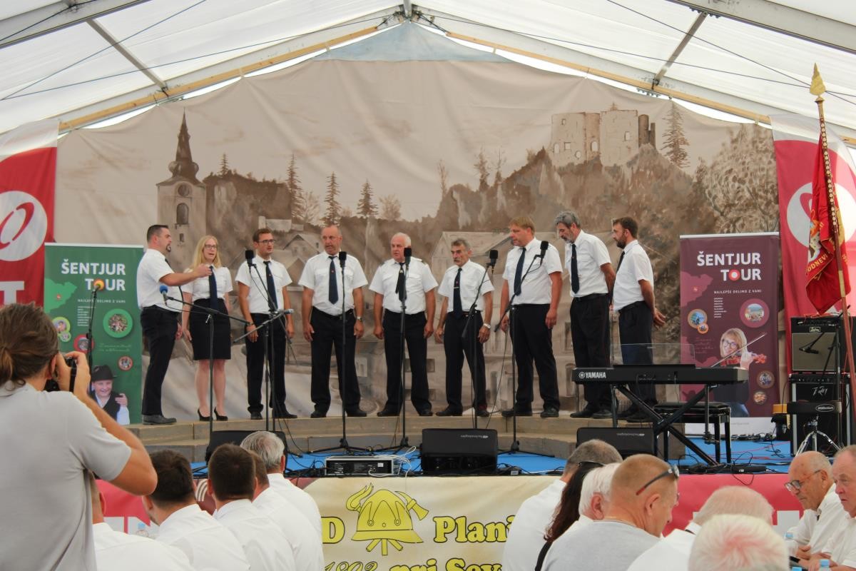 Gasilski pevski zbor PGD Trebelno na tradicionalnem 39. srečanju GZS na Planini pri Sevnici ...