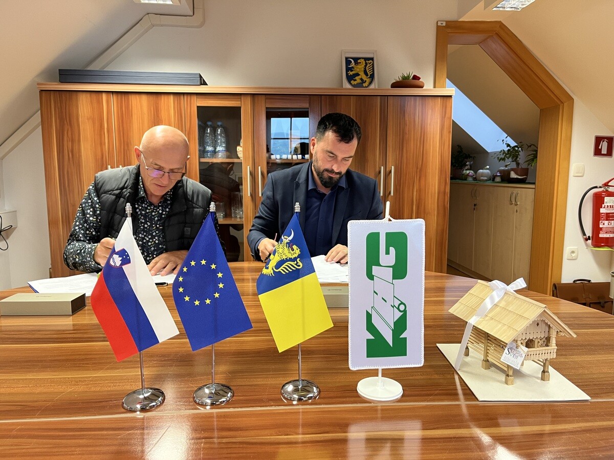 Podpisana pogodba z izvajalcem obnove igrišča pri OŠ dr. Pavla Lunačka ...