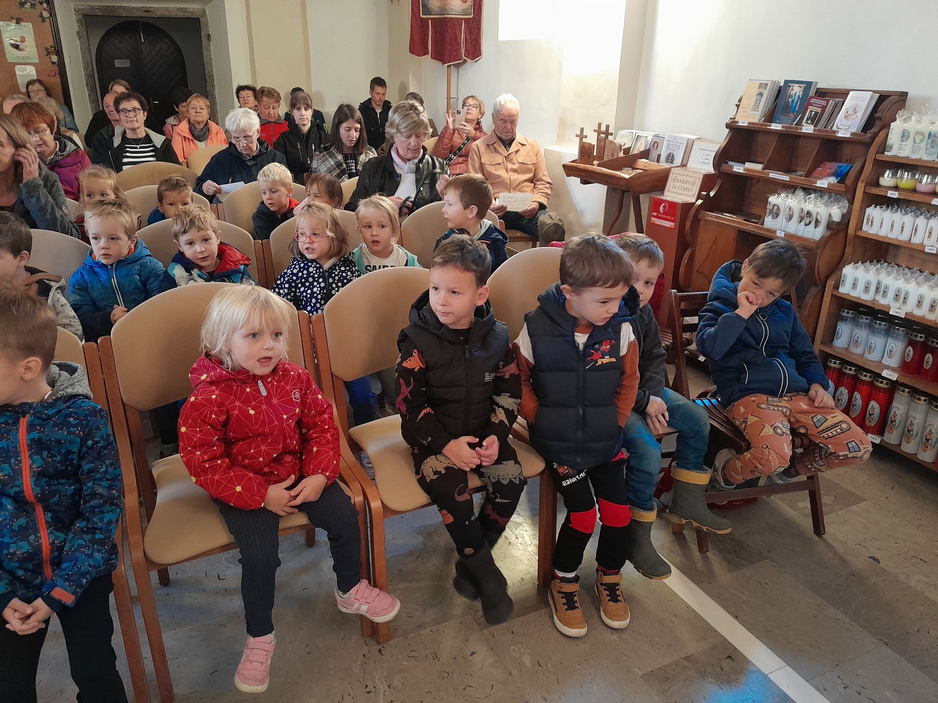 Miklavžev vrtec s starimi starši na romanju na Kureščku in ogledu ...