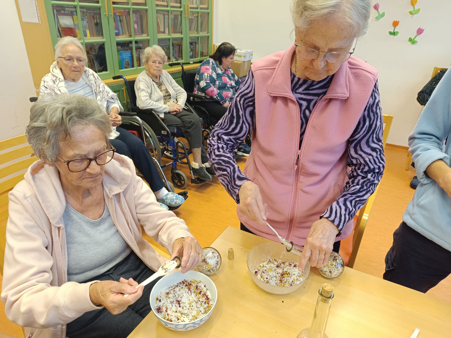Spodbujanje stika z naravo za boljše počutje starejših | Občina Šmartno ...