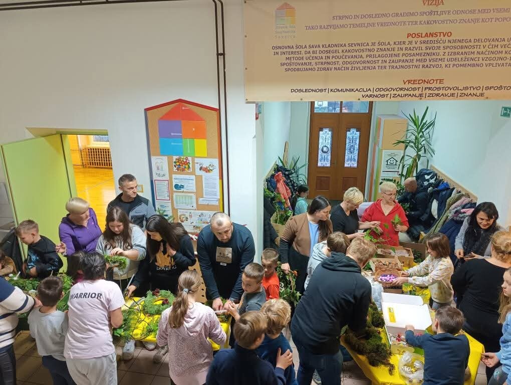 Delavnica adventnih venčkov v Loki povezala vse generacije | Občina ...