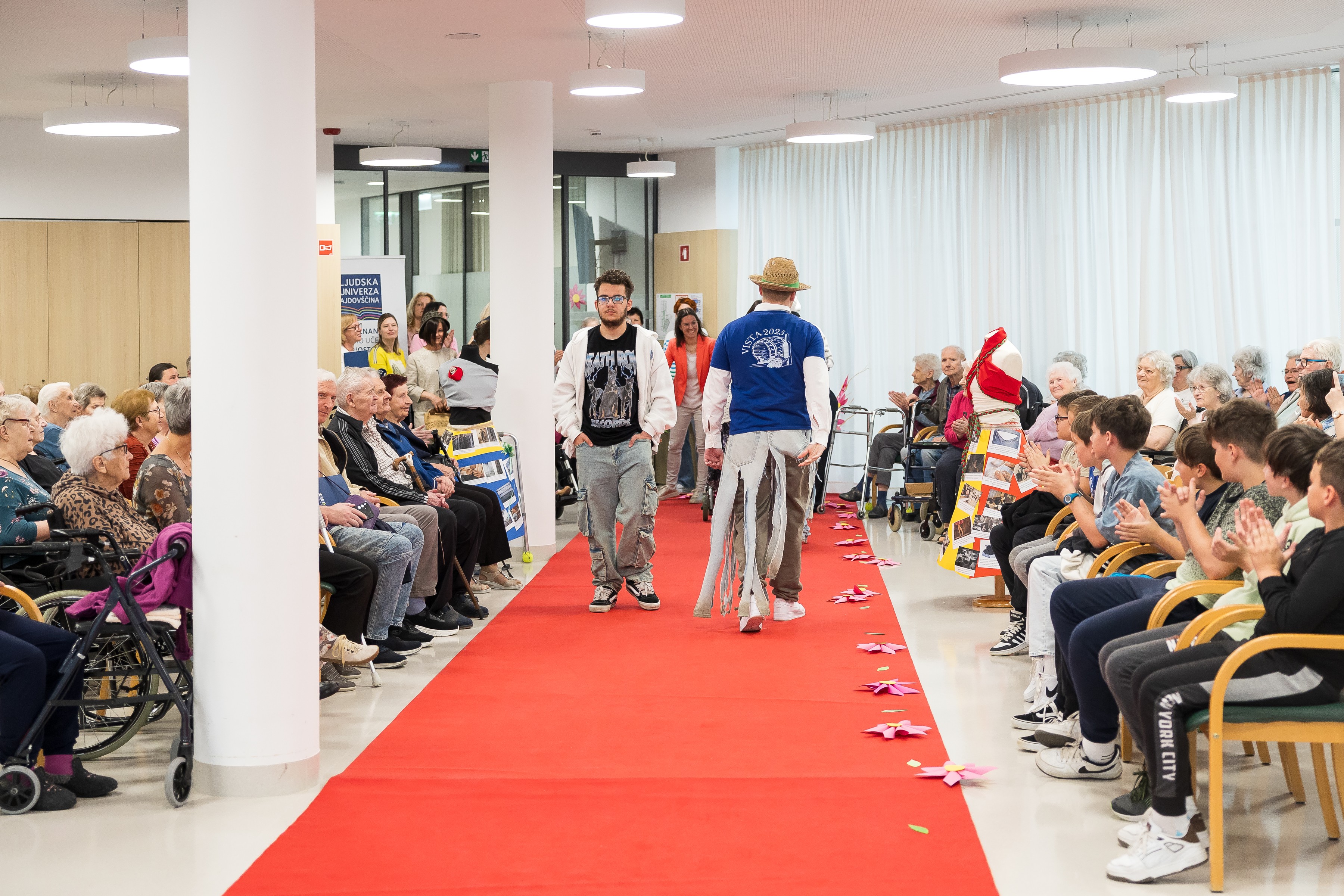 Uspešno izpeljana medgeneracijska modna revija: Od omare do modne piste ...