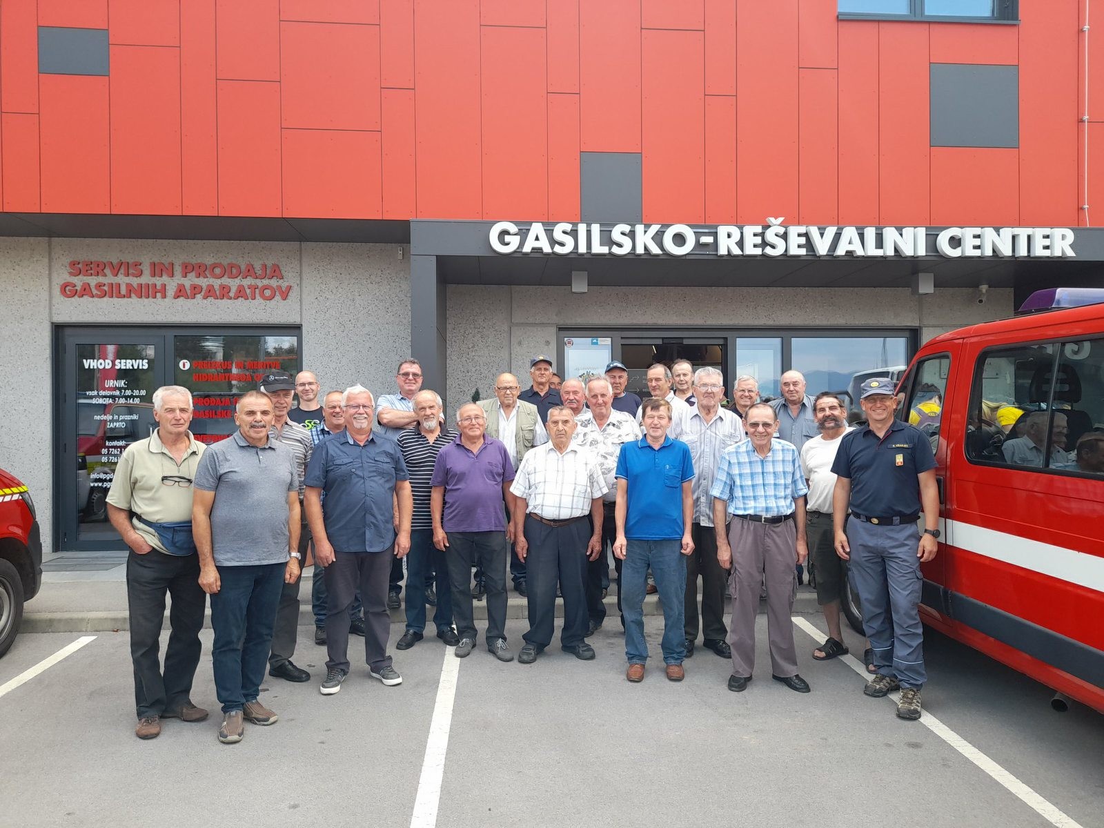 Horjulski gasilci veterani na obisku v Postojni | Občina Horjul ...