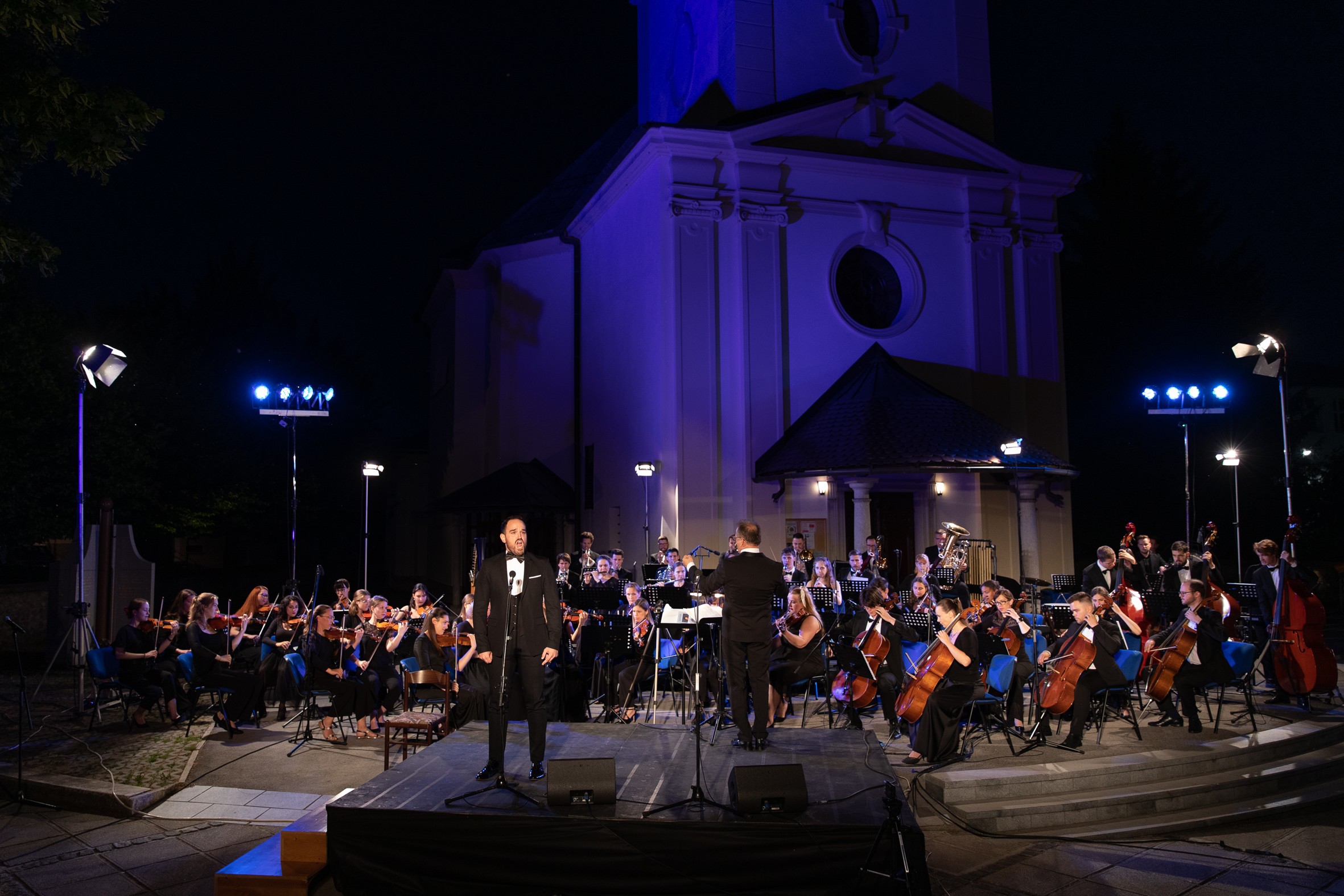 Praznična operna noč za otvoritev Poletnega glasbenega festivala Cantabile | Občina Logatec ...