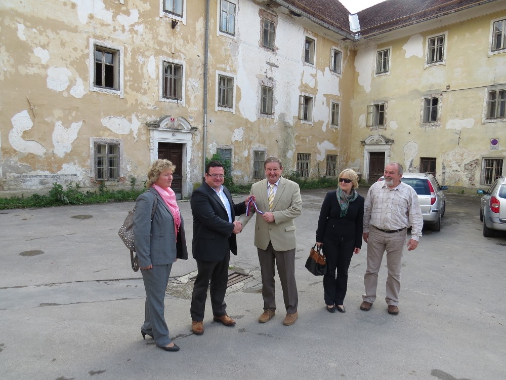 Grad Dvor tudi uradno v rokah Občine Preddvor | Občina Preddvor ...