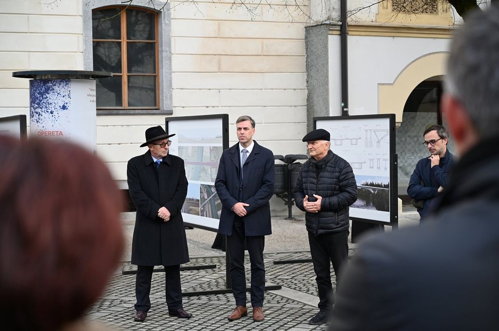 Na Glavnem trgu na ogled nov most čez Krko | Občina Novo mesto ...