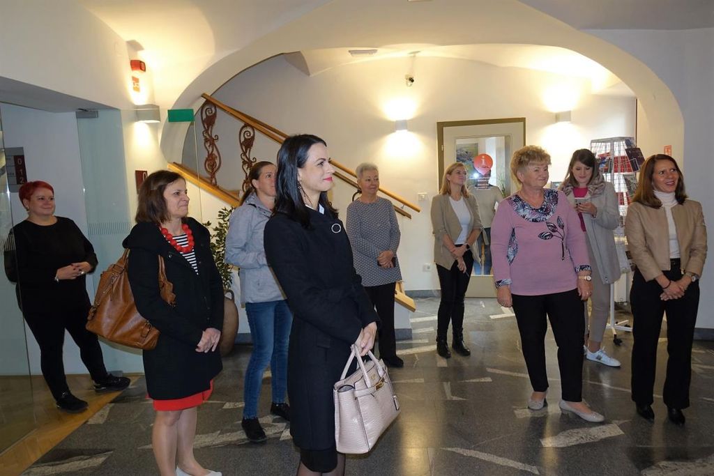 Grb Občine Grosuplje, ki je nastal v okviru projekta »Slovenija kvačka«, krasi prostore Mestne ...