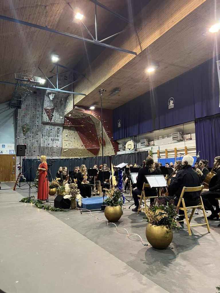 Praznično vzdušje zaznamovalo glasbeno doživetje Miklavževega koncerta Koroških simfonikov z ...