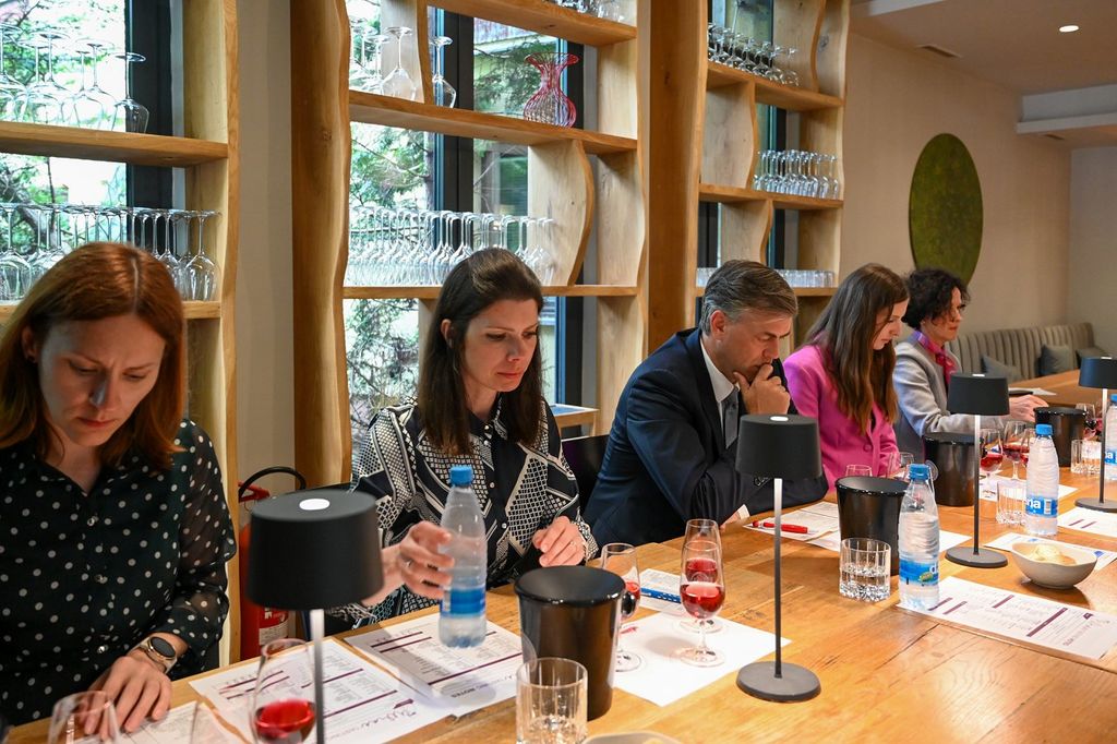 Janez Colnar je zmagovalec izbora za Županovo vino 2024 | Občina Novo ...