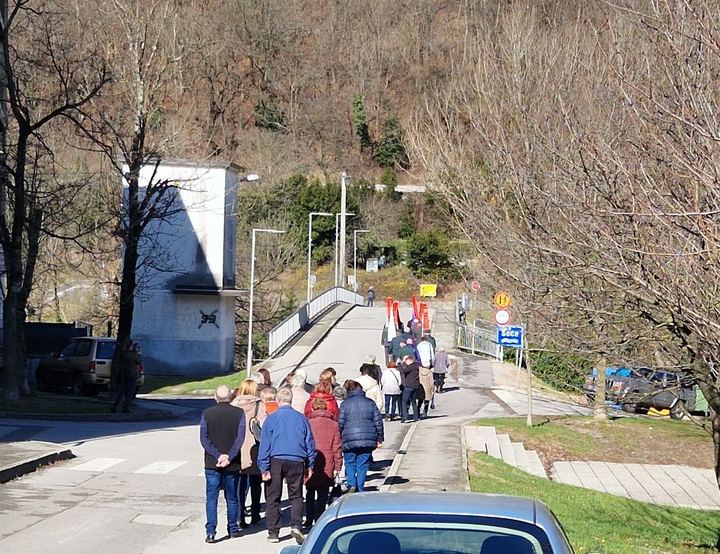 Spominska slovesnost ob 79-letnici usmrtitve talcev ob visečem mostu v Desklah | Občina Kanal ob ...