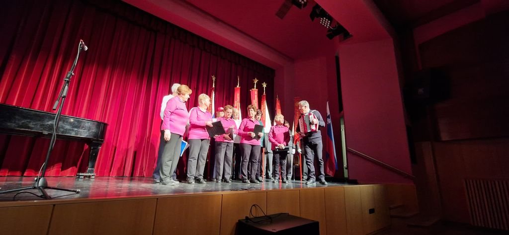 Spominska slovesnost ob 79-letnici usmrtitve talcev ob visečem mostu v Desklah | Občina Kanal ob ...