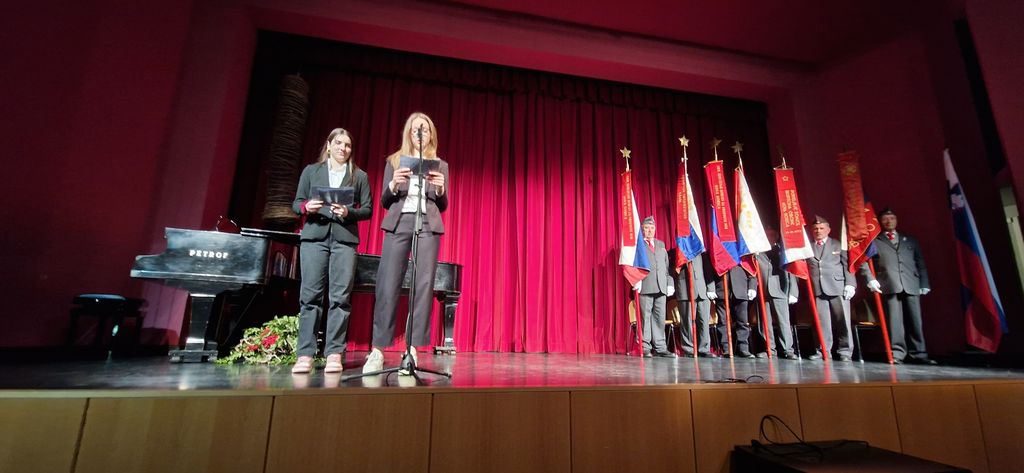 Spominska slovesnost ob 79-letnici usmrtitve talcev ob visečem mostu v Desklah | Občina Kanal ob ...