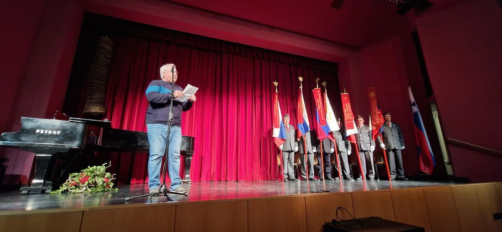 Spominska slovesnost ob 79-letnici usmrtitve talcev ob visečem mostu v Desklah | Občina Kanal ob ...