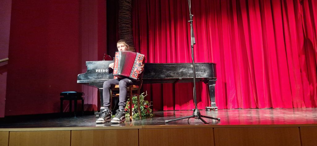 Spominska slovesnost ob 79-letnici usmrtitve talcev ob visečem mostu v Desklah | Občina Kanal ob ...