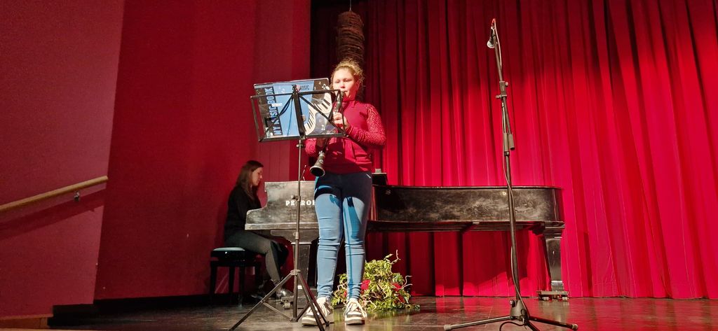 Spominska slovesnost ob 79-letnici usmrtitve talcev ob visečem mostu v Desklah | Občina Kanal ob ...