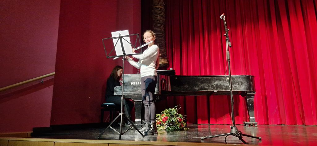 Spominska slovesnost ob 79-letnici usmrtitve talcev ob visečem mostu v Desklah | Občina Kanal ob ...