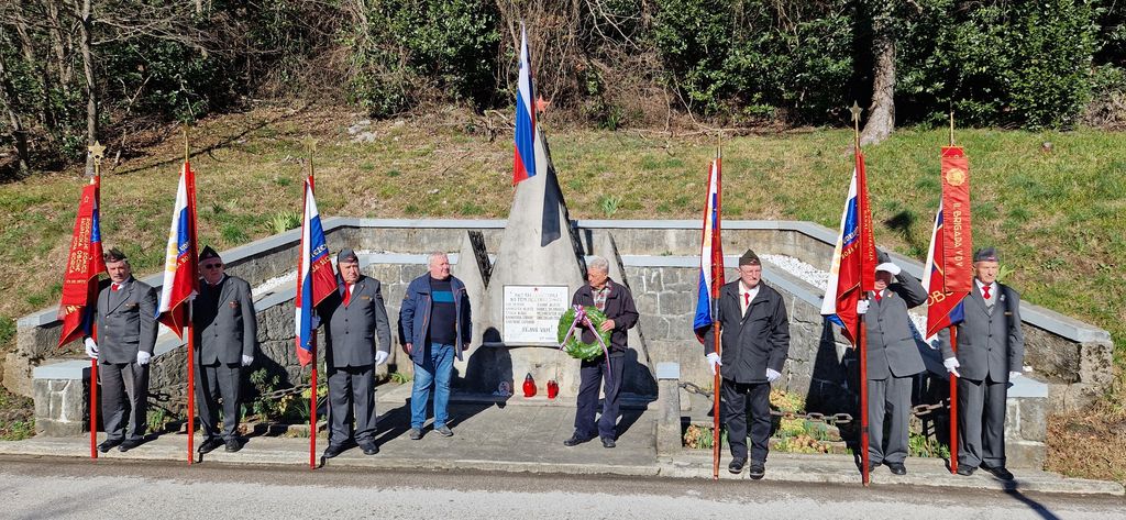 Spominska slovesnost ob 79-letnici usmrtitve talcev ob visečem mostu v Desklah | Občina Kanal ob ...