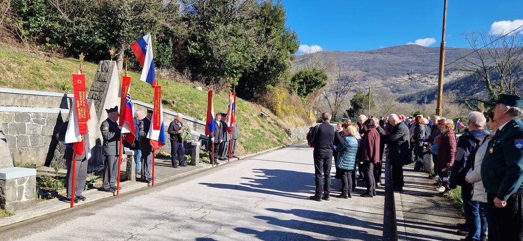 Spominska slovesnost ob 79-letnici usmrtitve talcev ob visečem mostu v Desklah | Občina Kanal ob ...