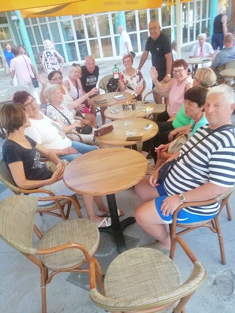 Ljudje smo kot dragulji, z roko v roki lažje gremo skozi življenje ...