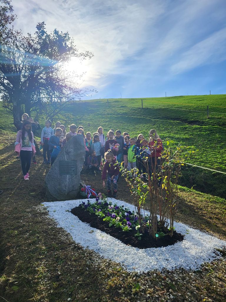 Foto utrinki: Komemoracija pri spomeniku NOB na Veliki Ravni | Občina Vojnik | MojaObčina.si