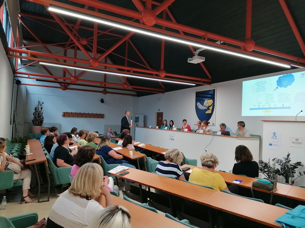 Odlično obiskana okrogla miza o izzivih in pomembnosti prostovoljstva pri pomoči starejšim ...