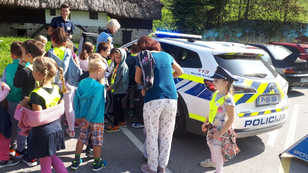 Podružnično osnovno šoli v Krašnji obiskala policistka | Občina ...