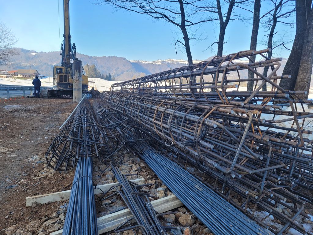 Postavitev pilotov za ''kolesarko'' in rekonstrukcijo javne ceste ...