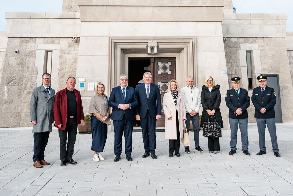 Ob vladnem obisku Goriške regije, minister Boštjan Pokljukar z delegacijo obiskal tudi Cerje ...