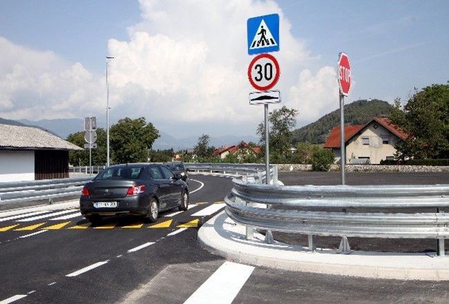 Ukinjen je železniški prehod, zgrajena povezovalna cesta na Polzeli in nov prometni režim ...