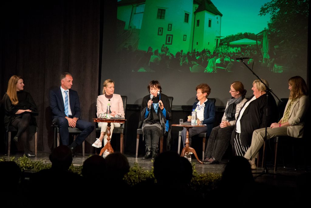 Z dr. Manco Košir ob 35. obletnici 1. otroškega turističnega festivala v Sloveniji | Občina ...