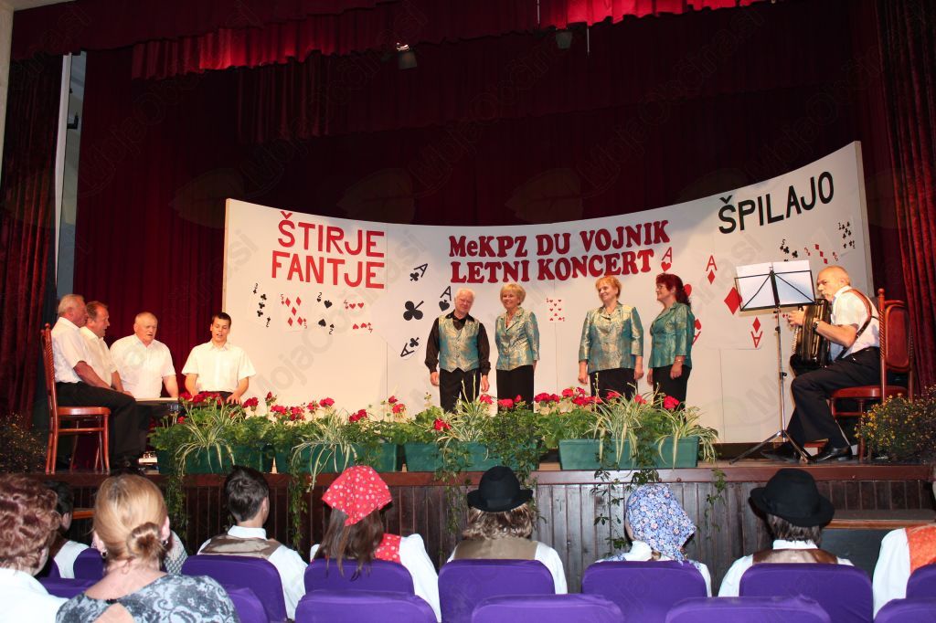 Štirje fantje špilajo za eno mlado kelnarco | Občina Vojnik | MojaObčina.si