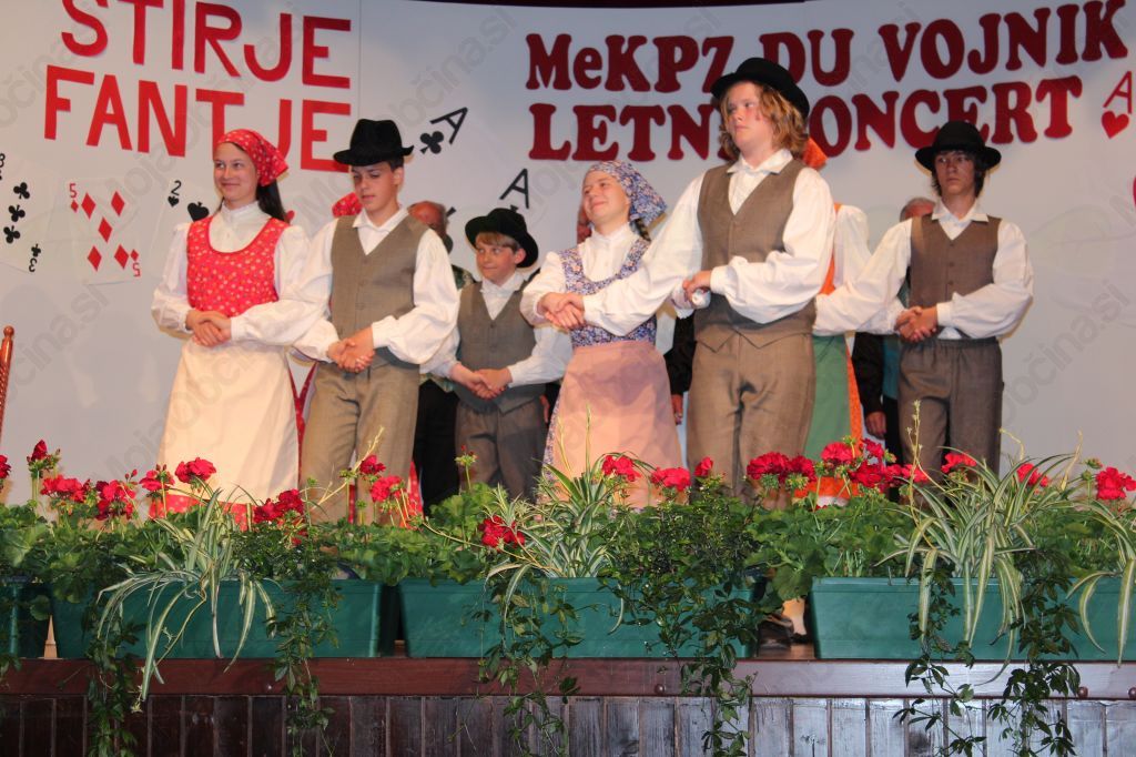 Štirje fantje špilajo za eno mlado kelnarco | Občina Vojnik | MojaObčina.si