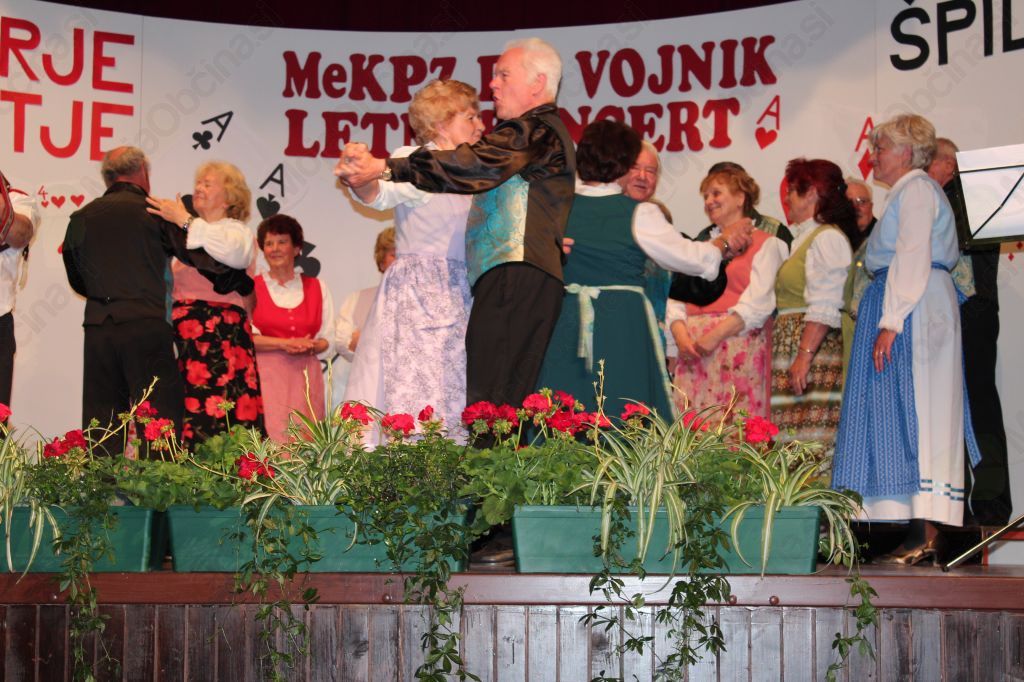 Štirje fantje špilajo za eno mlado kelnarco | Občina Vojnik | MojaObčina.si