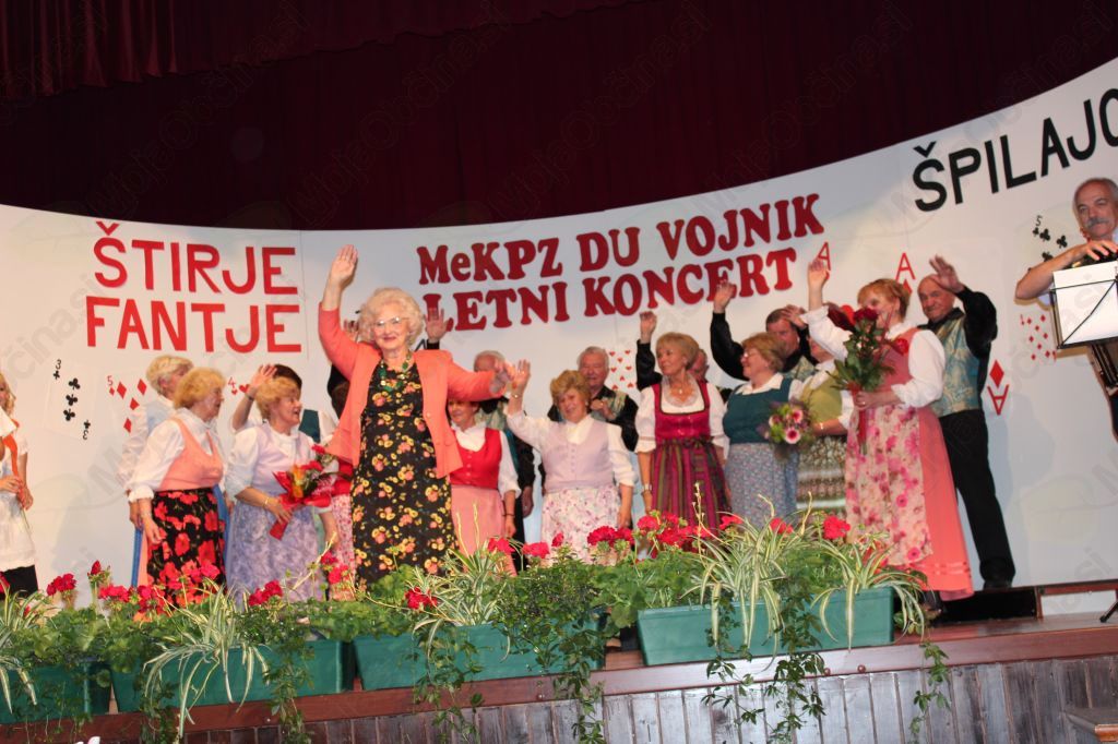 Štirje fantje špilajo za eno mlado kelnarco | Občina Vojnik | MojaObčina.si