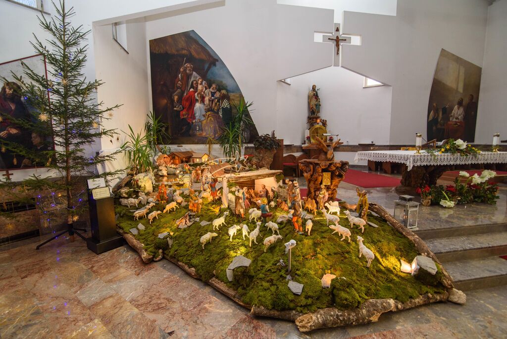 V ivanški župnijski cerkvi ustvarili domače »slovenske« jaslice | Občina Ivančna Gorica ...