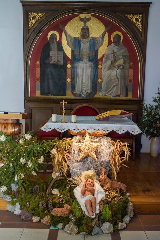 V ivanški župnijski cerkvi ustvarili domače »slovenske« jaslice | Občina Ivančna Gorica ...