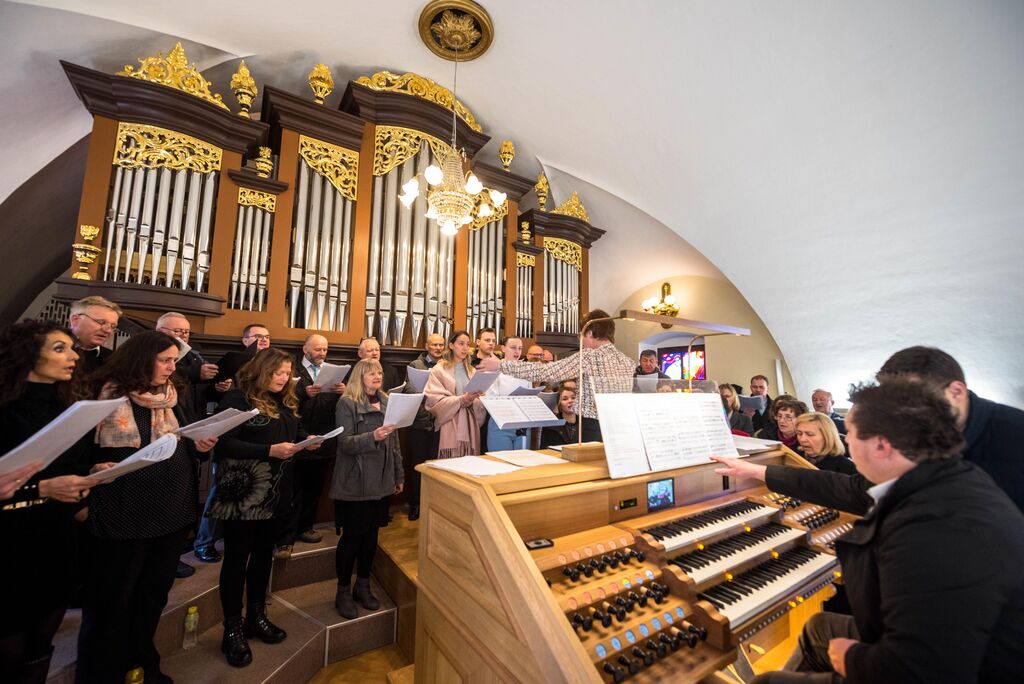 V Šentvidu pri Stični mogočno zadonele nove župnijske orgle | Občina ...