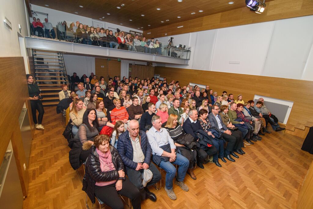 Gledališka skupina Kulturnega društva VIDOVO navdušila z novo komedijo | Občina Ivančna Gorica ...
