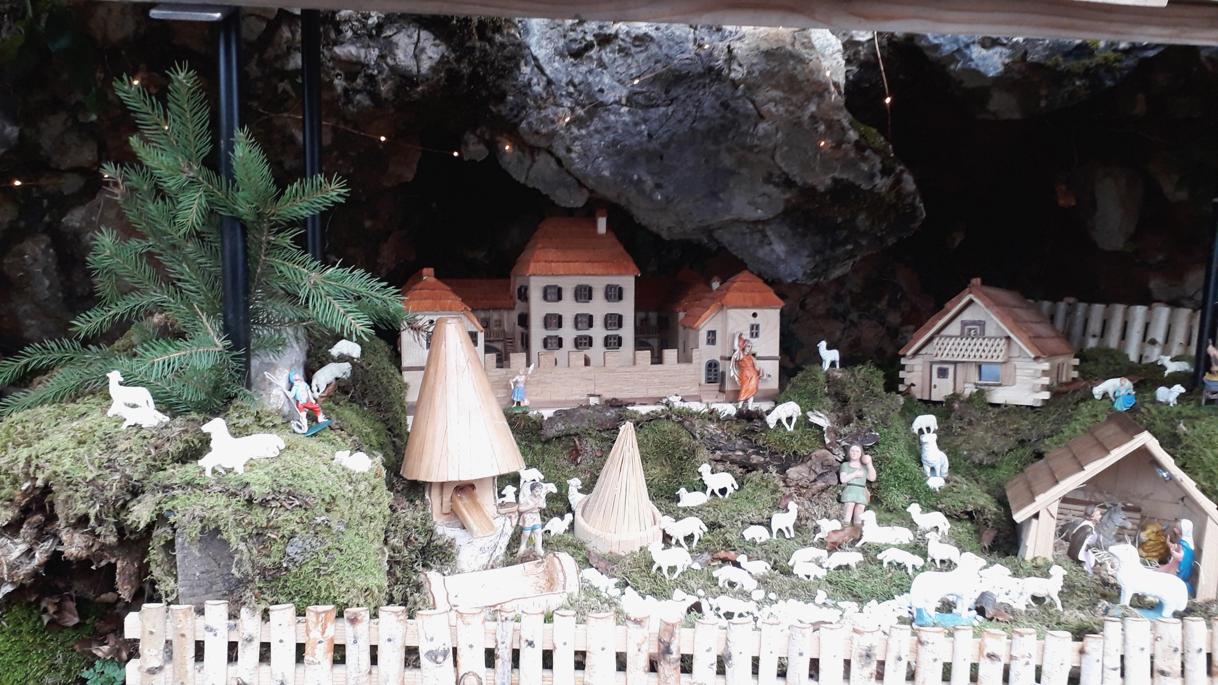 Posebnost so unikatne jaslice ob poti na Šenturško Goro | Občina Cerklje na Gorenjskem ...