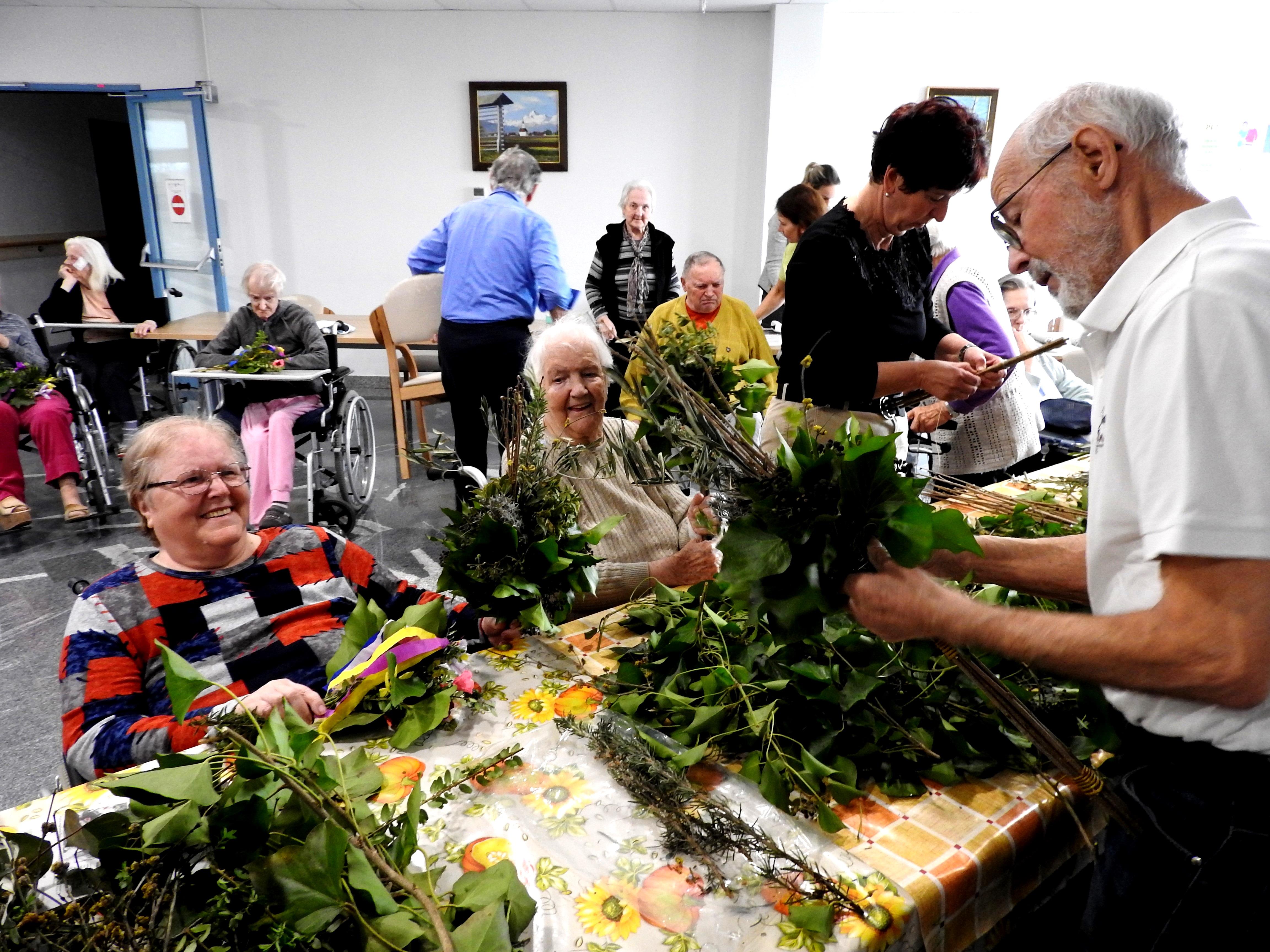 Stanovalci Doma Taber v Šmartnem so izdelovali butarice | Občina ...