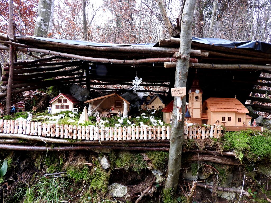 Letos jaslice ob poti iz Poženika na Šenturško Goro postavilo rekordnih 100 pohodnikov | Občina ...