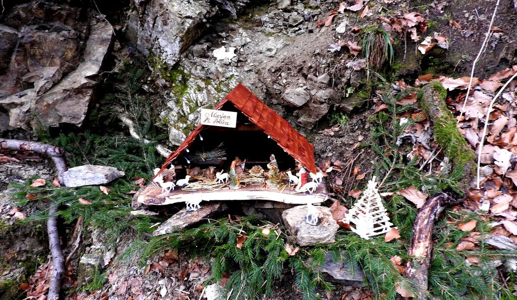 Letos jaslice ob poti iz Poženika na Šenturško Goro postavilo rekordnih 100 pohodnikov | Občina ...