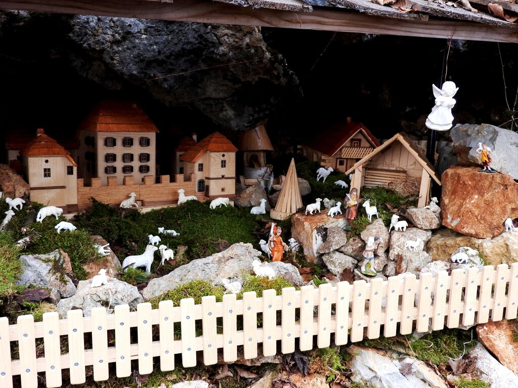 Letos jaslice ob poti iz Poženika na Šenturško Goro postavilo rekordnih 100 pohodnikov | Občina ...