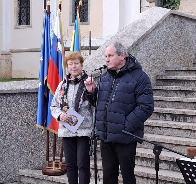 V Adergasu slovesno ob odprtju obnovljenih parkirišč, cest in parka ...