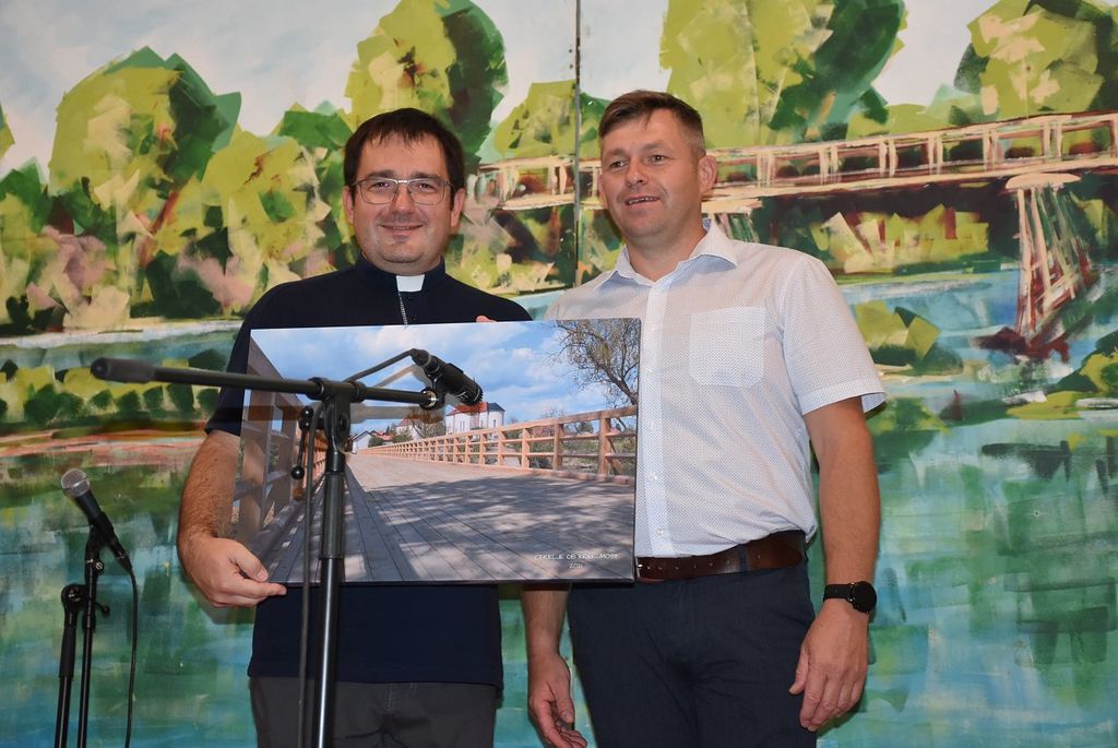 Svečano odprtje lesenega mostu in obeležitev krajevnega praznika v Cerkljah ob Krki | Občina ...